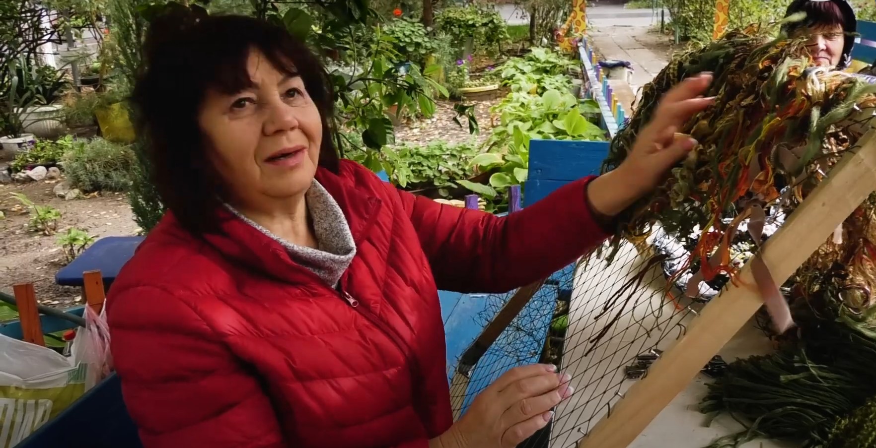 У Дніпрі жителі багатоповерхівки плетуть маскувальні сітки і костюми ...